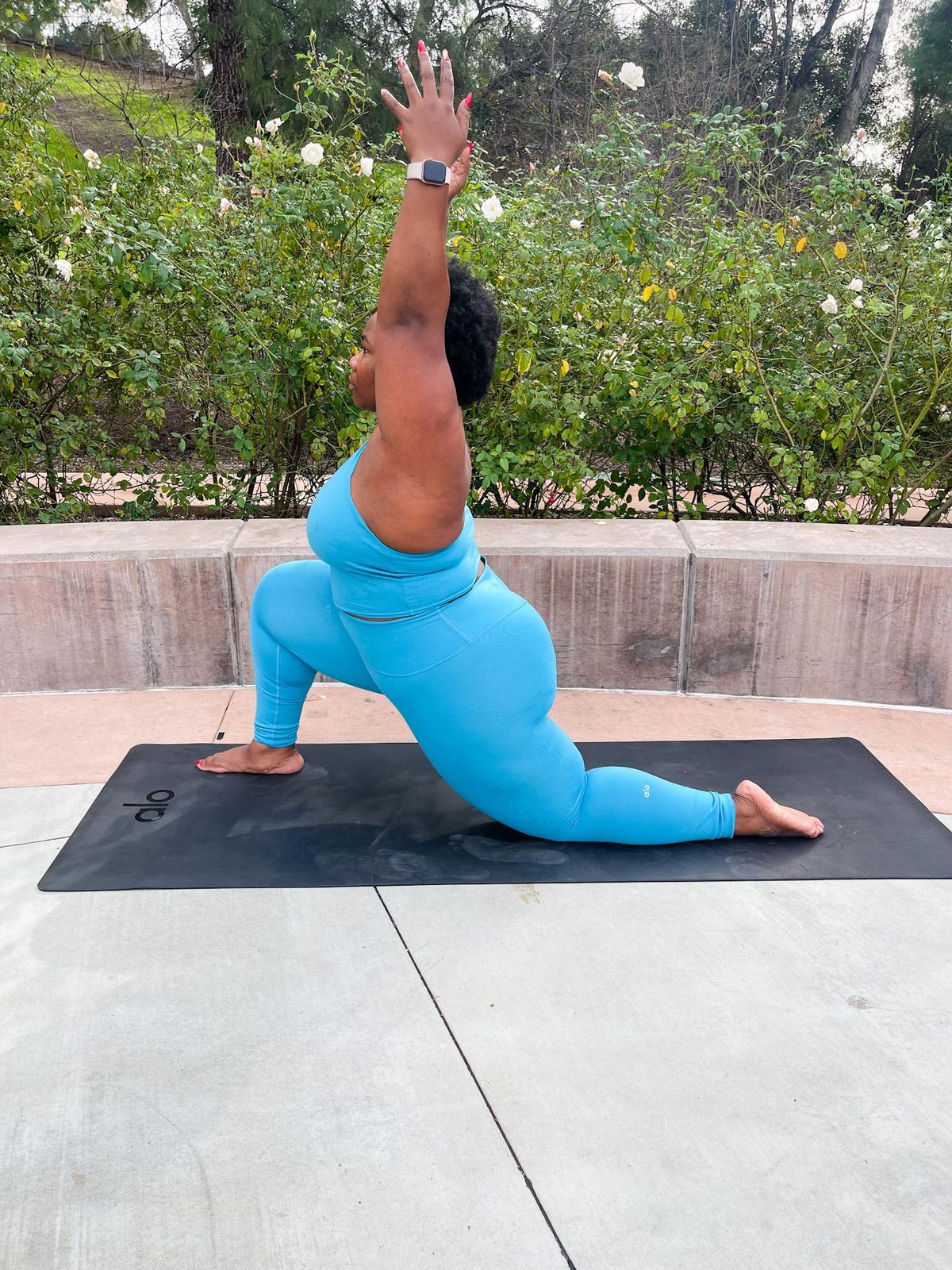 Kneeling Crescent Lunge - xoNecole